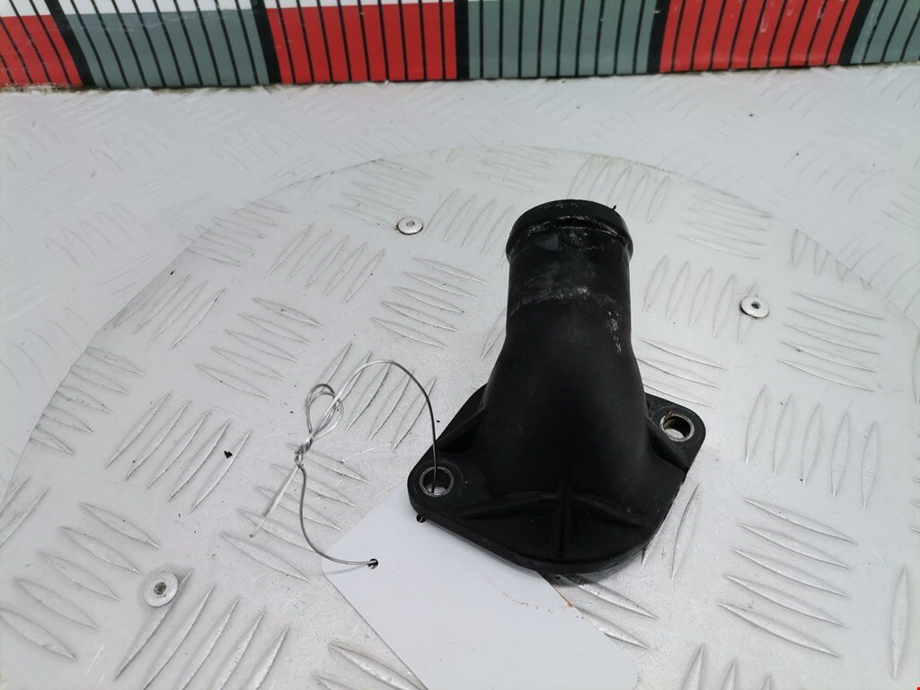 Корпус термостата Volkswagen Passat 5 030121121B арт. 1636626