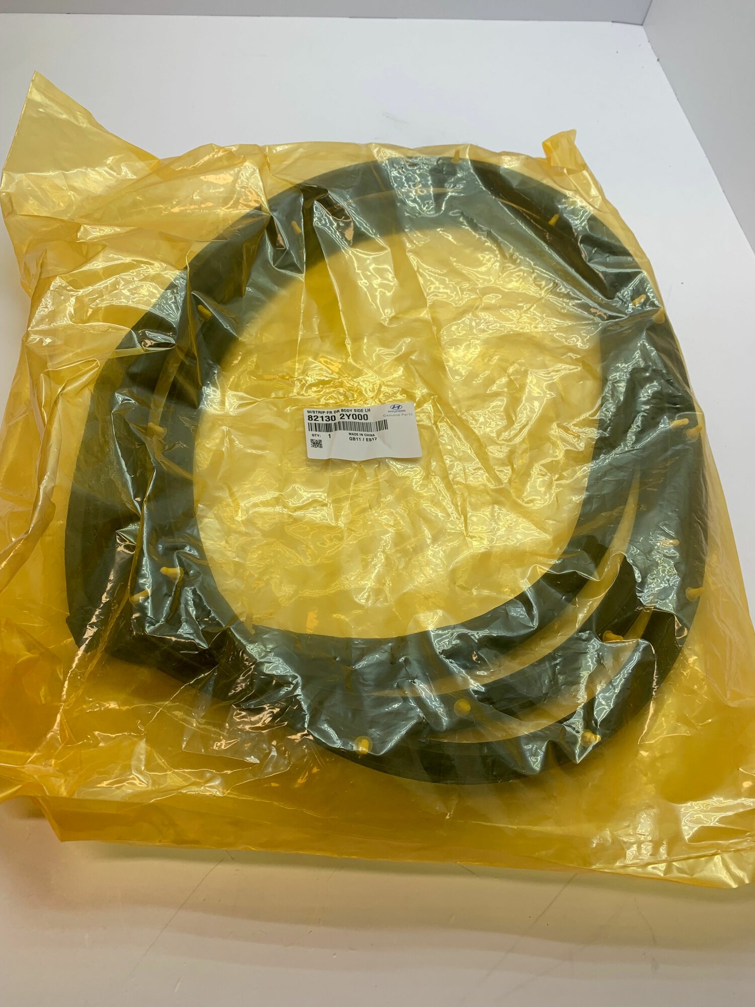 Уплотнитель передней левой двери 821302Y000 HYUNDAI-KIA