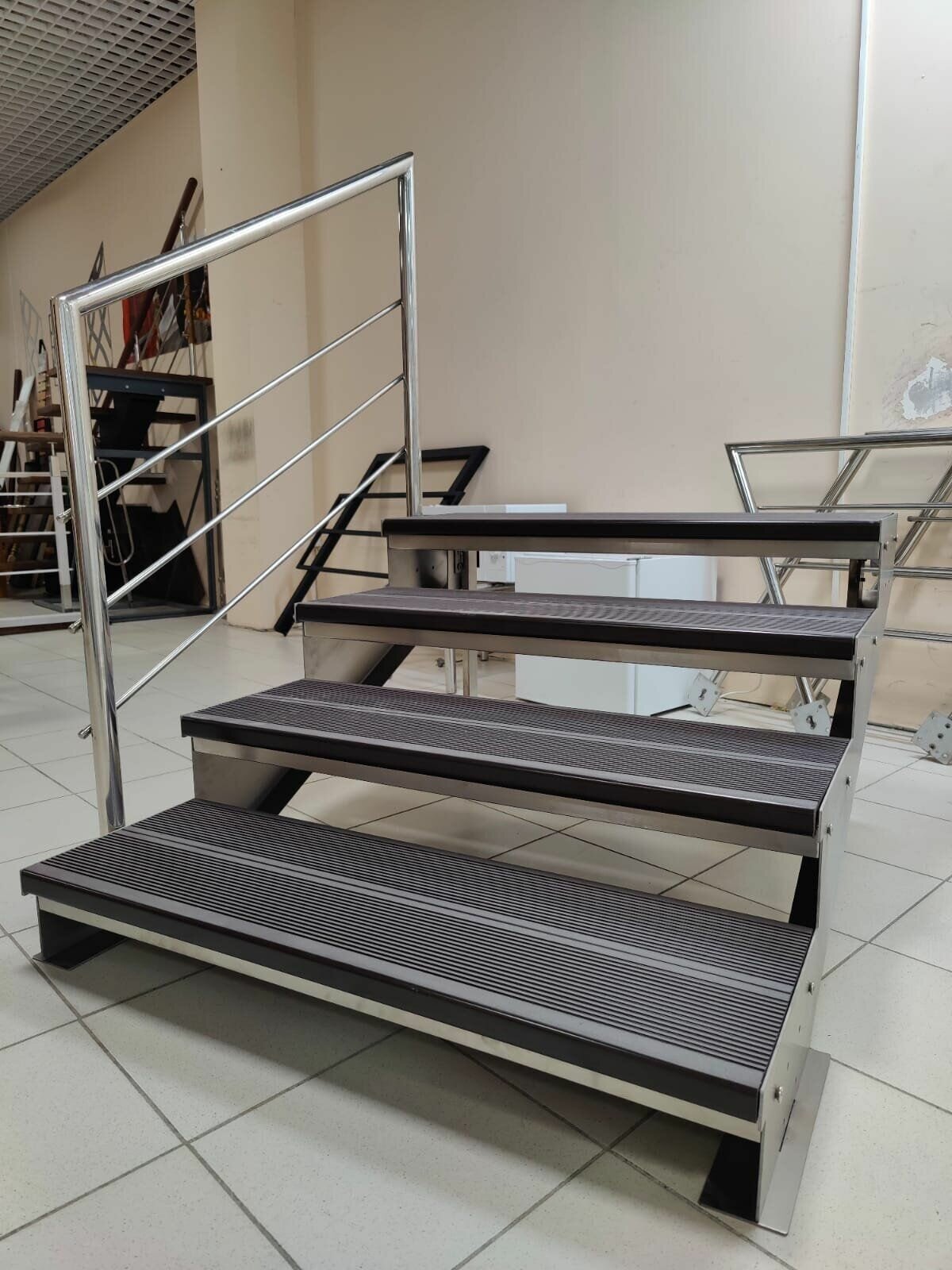 Лестница-крыльцо из нержавеющей стали ,4 ступени, с ДПК, ограждение слева.