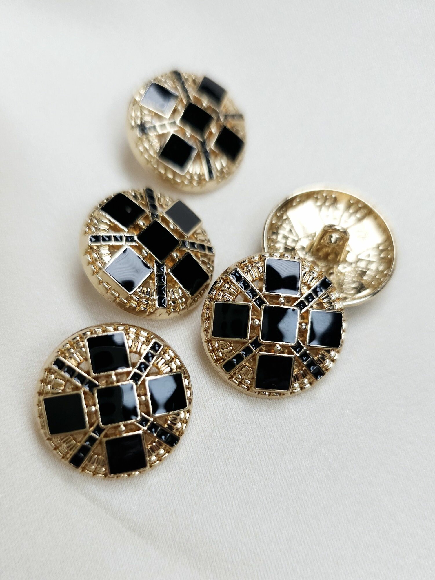 Пуговицы золото-чёрная эмаль, 2 см, 5 штук