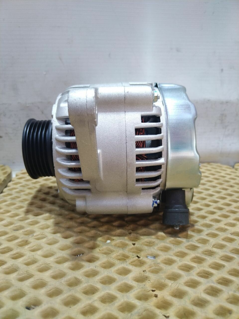 Генератор Toyota 4A 14V 80A фишка круглая! Ухо сплошное!