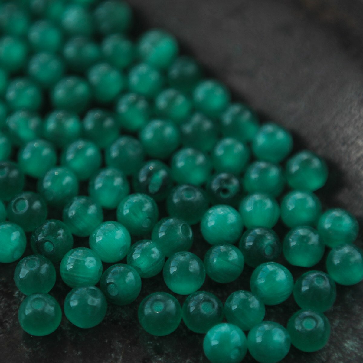 Бусины стеклянные кошачий глаз ок. 60 шт, размер 4 мм, цвет изумрудный