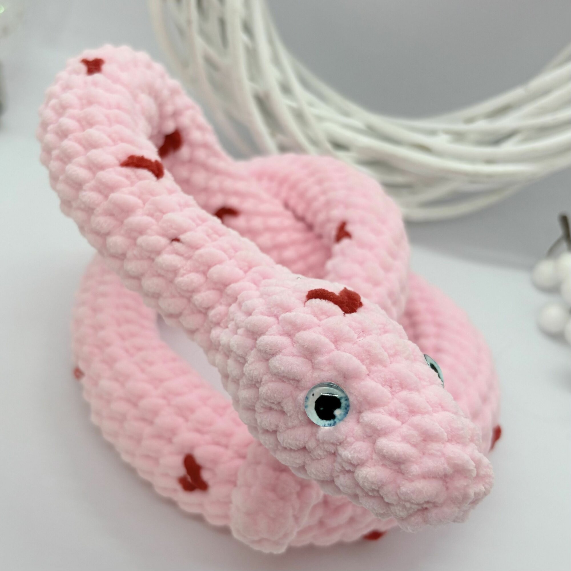 Змея розовая с красными сердечками игрушка антистресс вязаная, символ 2025 года