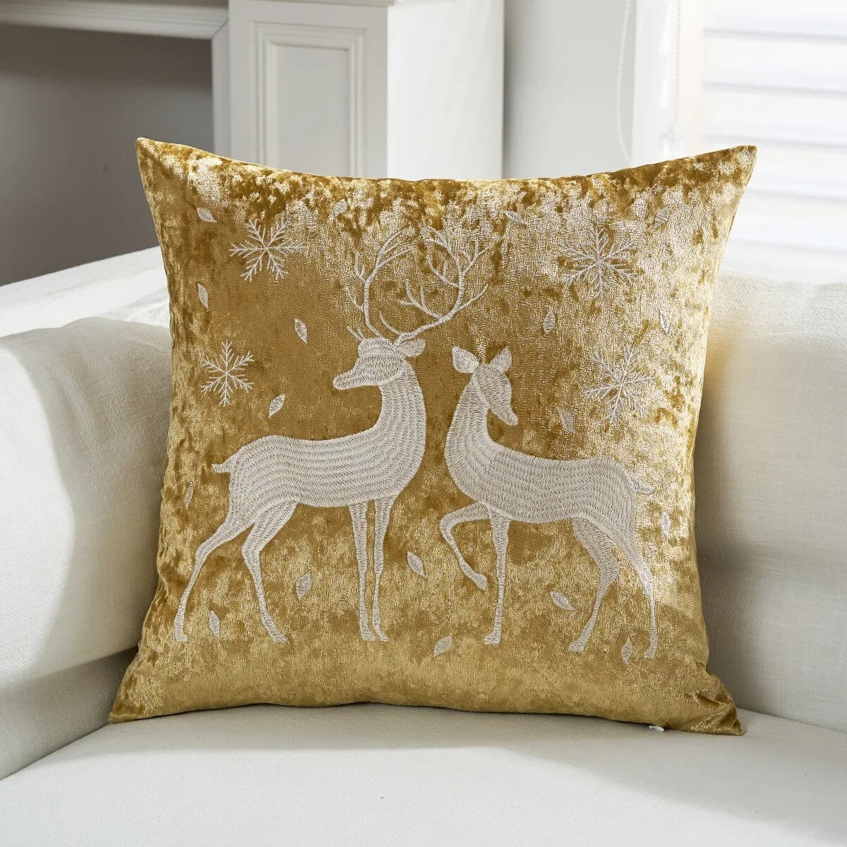 Наволочка декоративная с оленями, золотистая, N-Cushion Cover