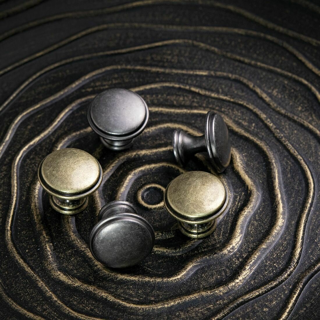 Ручка мебельная кнопка металлическая FRESKA античная латунь