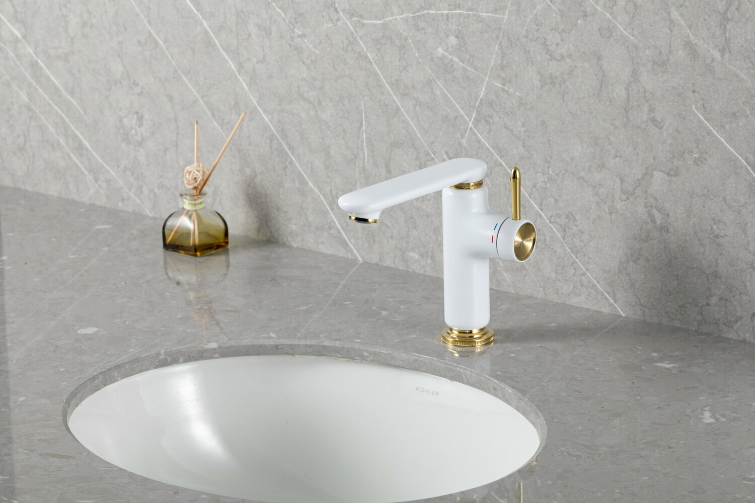 Смеситель для раковины с поворотным изливом Gappo G09 G1009-83 латунь, черный/сатиновое золото