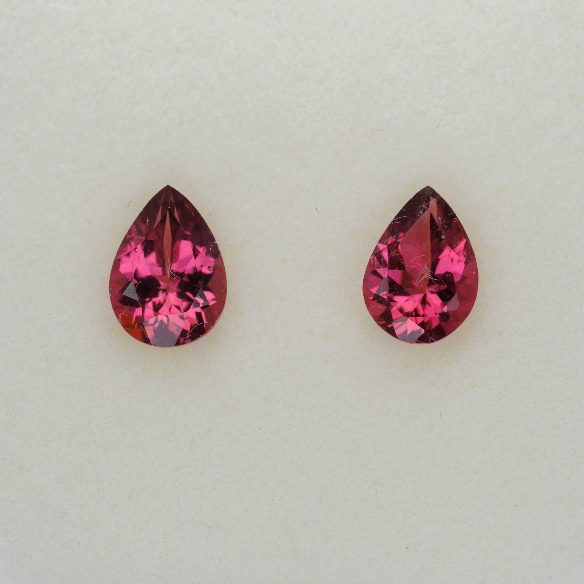 Пара ограненных турмалинов рубеллитов, 1.24 карата "True Stones"