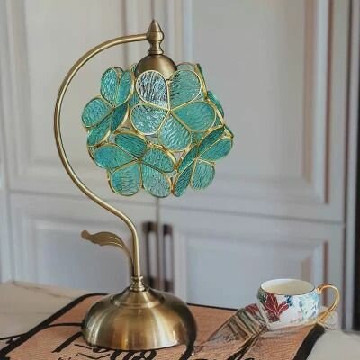Настольная лампа с абажуром из стекла в стиле Тиффани, декоративный светильник для спальни, прикроватный светильник с водяной волной для женщин