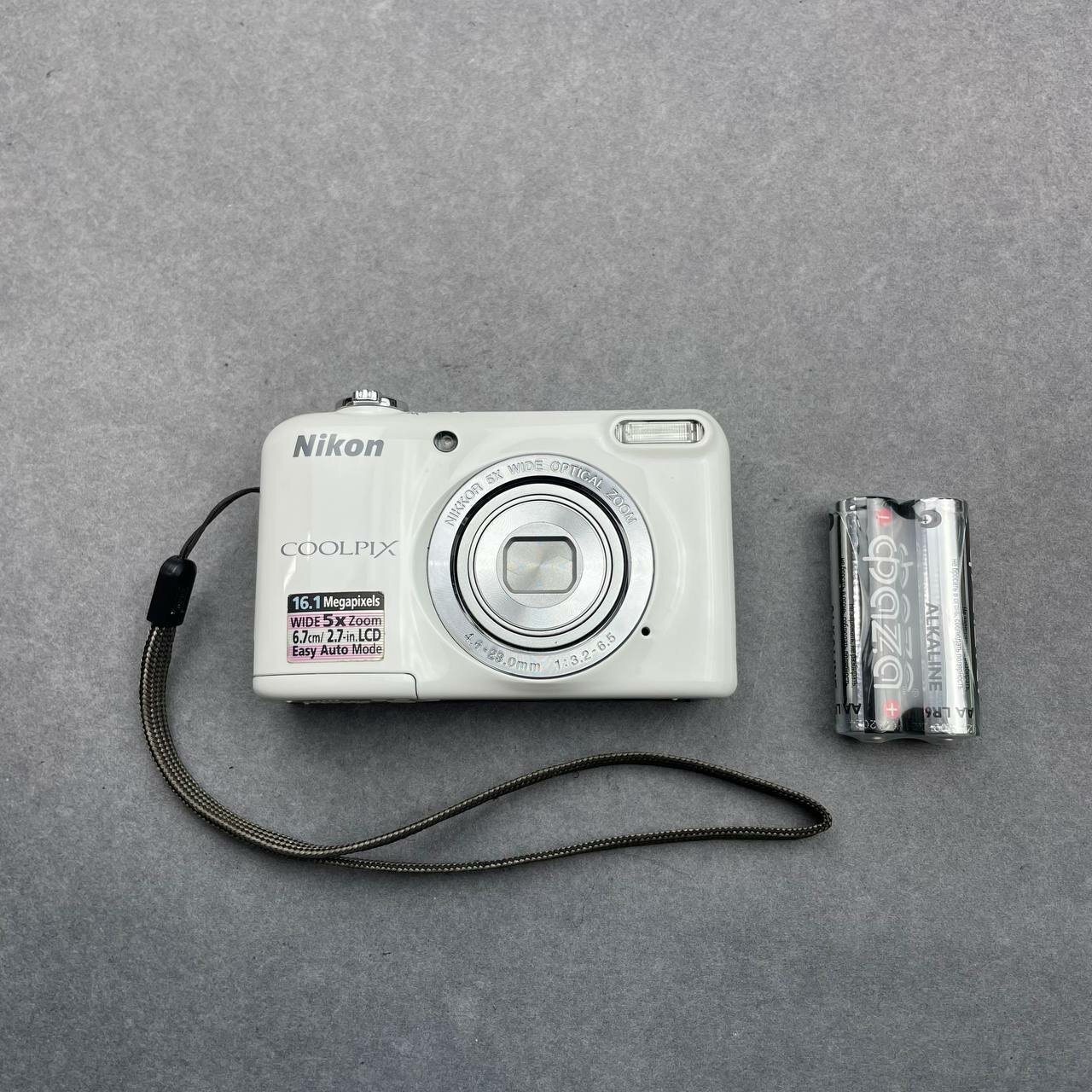 Цифровой компактный фотоаппарат Nikon Coolpix L27 белый, 16 МП