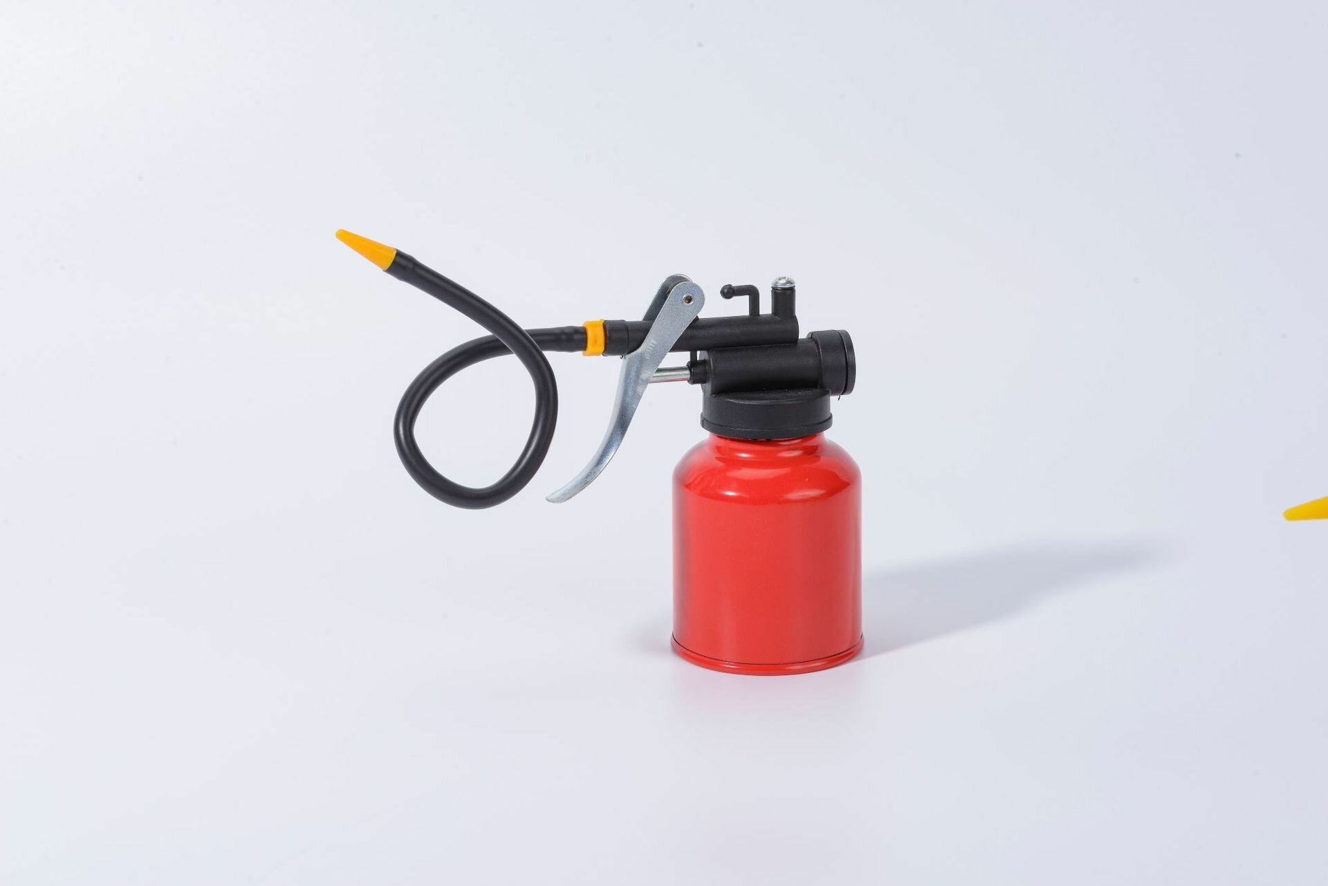 Моечный пистолет для компрессора 5 бар, расход воздуха 150 л / мин, нижний бачок 0.6л, настраиваемый диаметр сопла и рельефная рукоятка, пневматический GG1124918