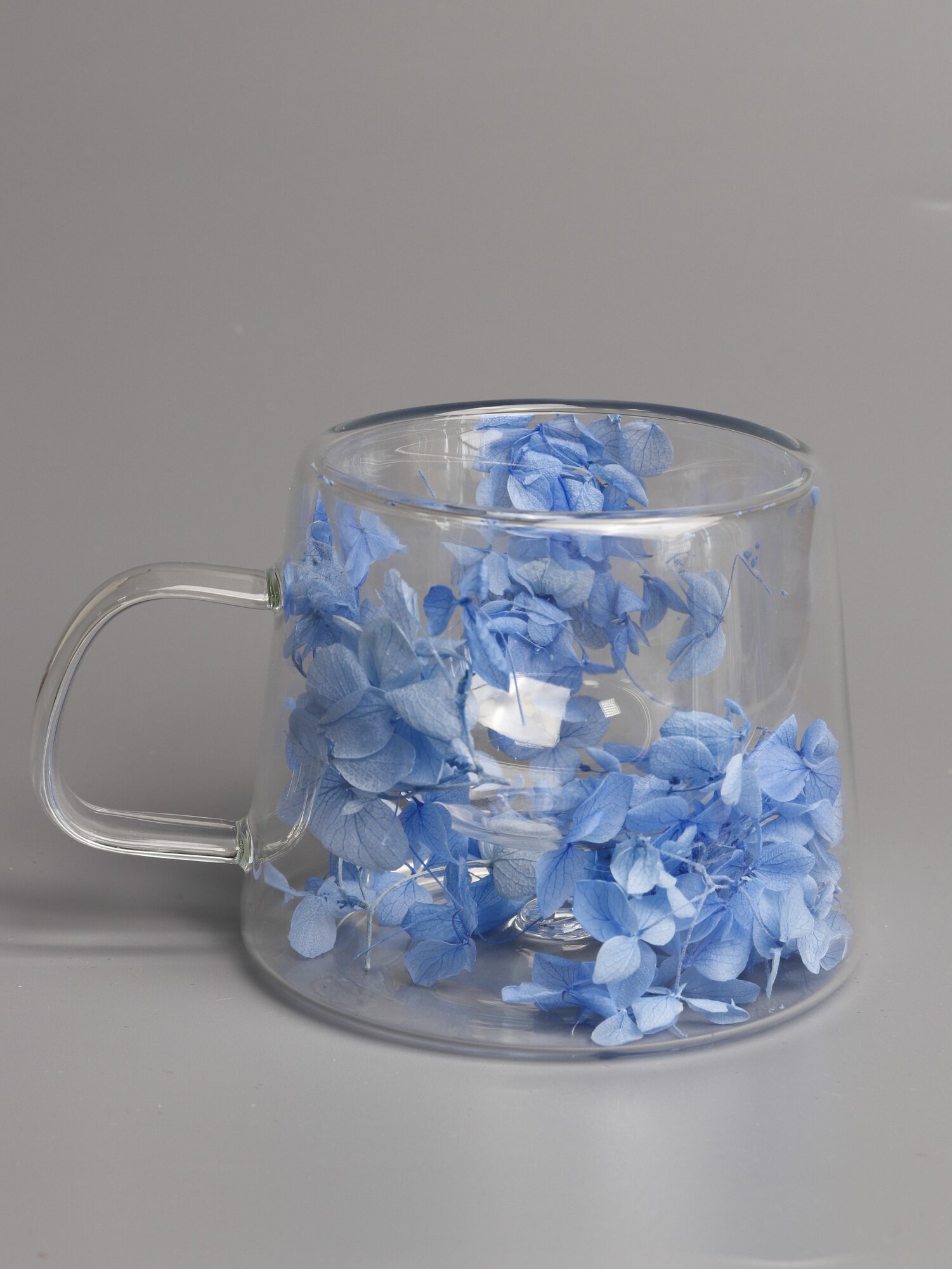 Прозрачная стеклянная кружка с лепестками гортензий, голубая, 200мл
