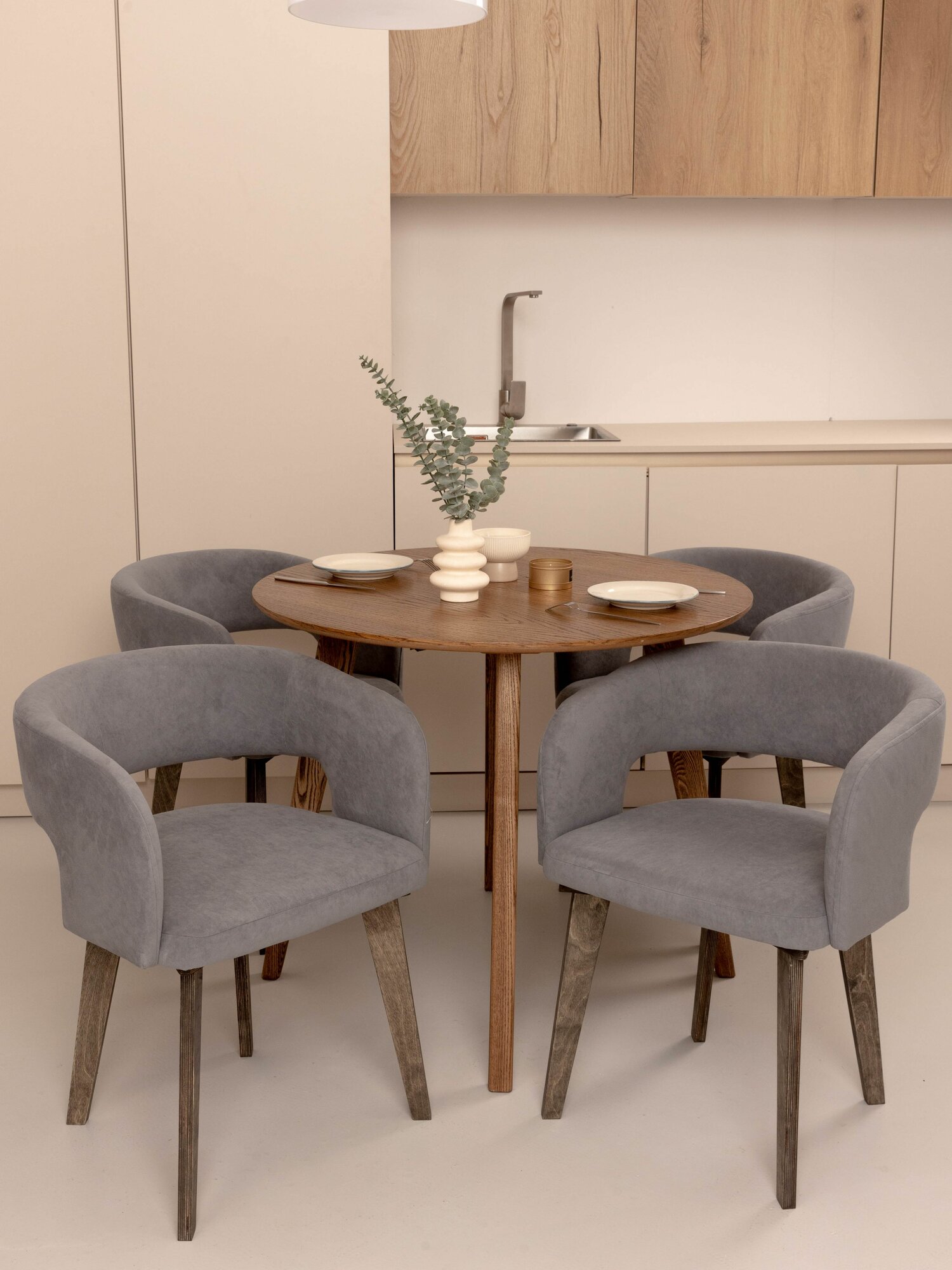 Стул кресло Милан с мягкой спинкой и подлокотниками