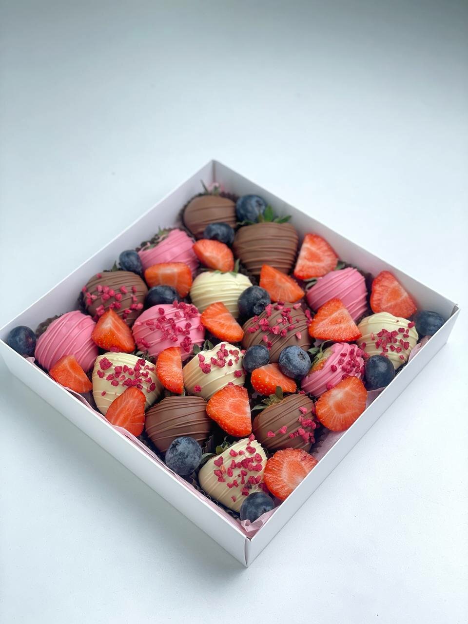 Подарочный набор "Ягодное удовольствие" 16-20 ягод, 3 вида шоколада, с голубикой