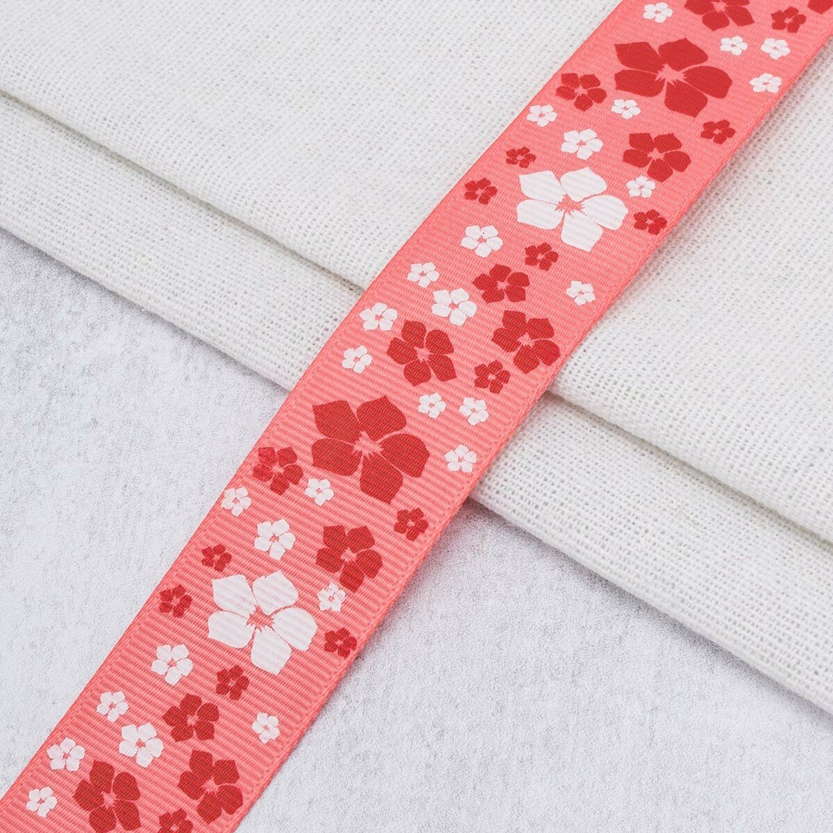 Лента декоративная для упаковки подарков, репсовая, с рисунком 'Цветы', 2,5 см х 45,72 м, цвет лососевый