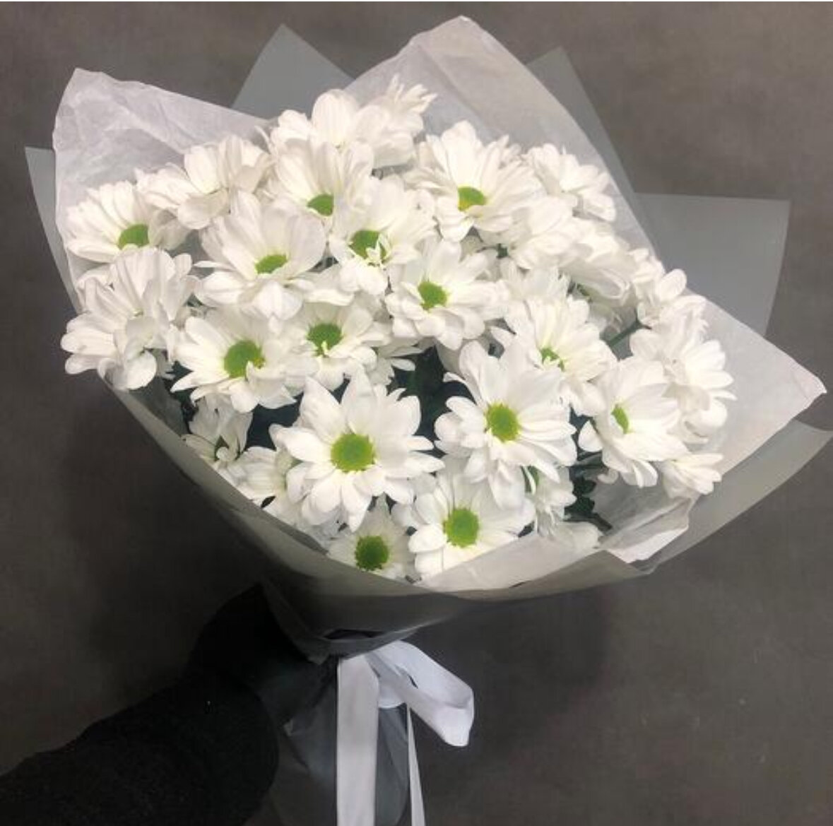 Букет "Чик", хризантема, 5 штук, высота 50см от KATTY GARDEN, записка В подарок