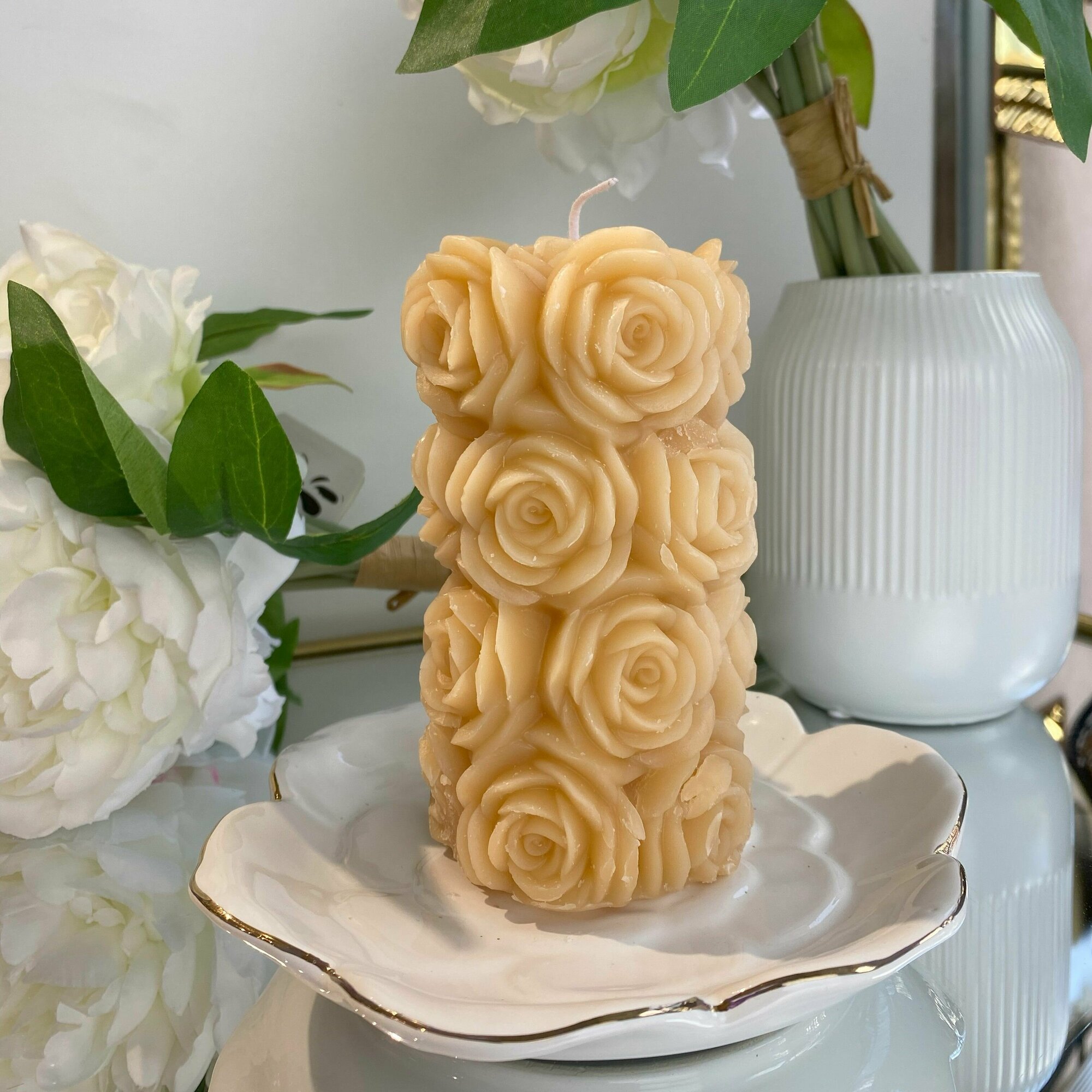 Cвеча ароматическая цветная узор роза бежевая L 14*7.5 см.