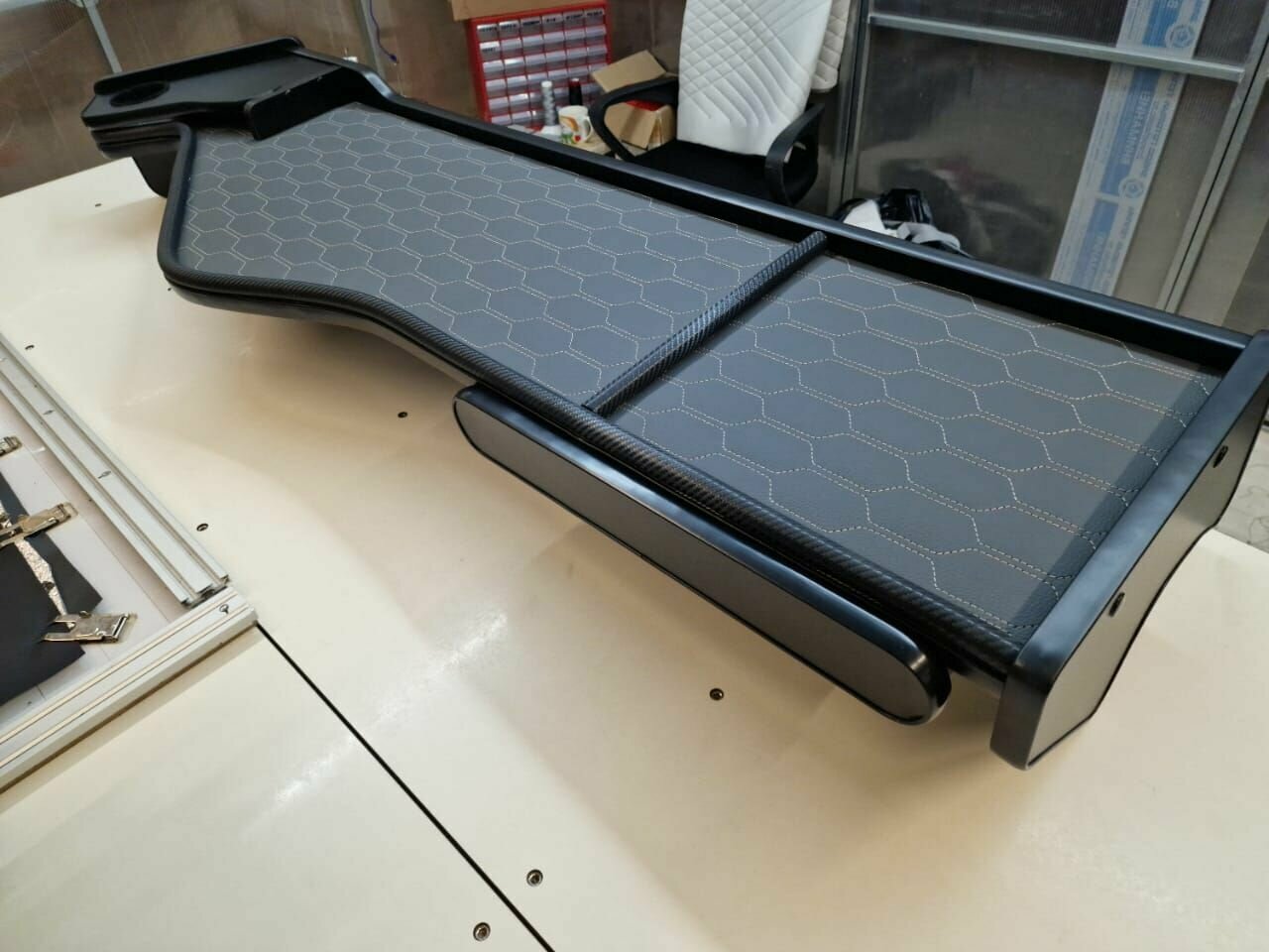 Столик для Iveco Stralis 2001-2013 Широкая Кабина 2яруса/черная экокожа/серые соты