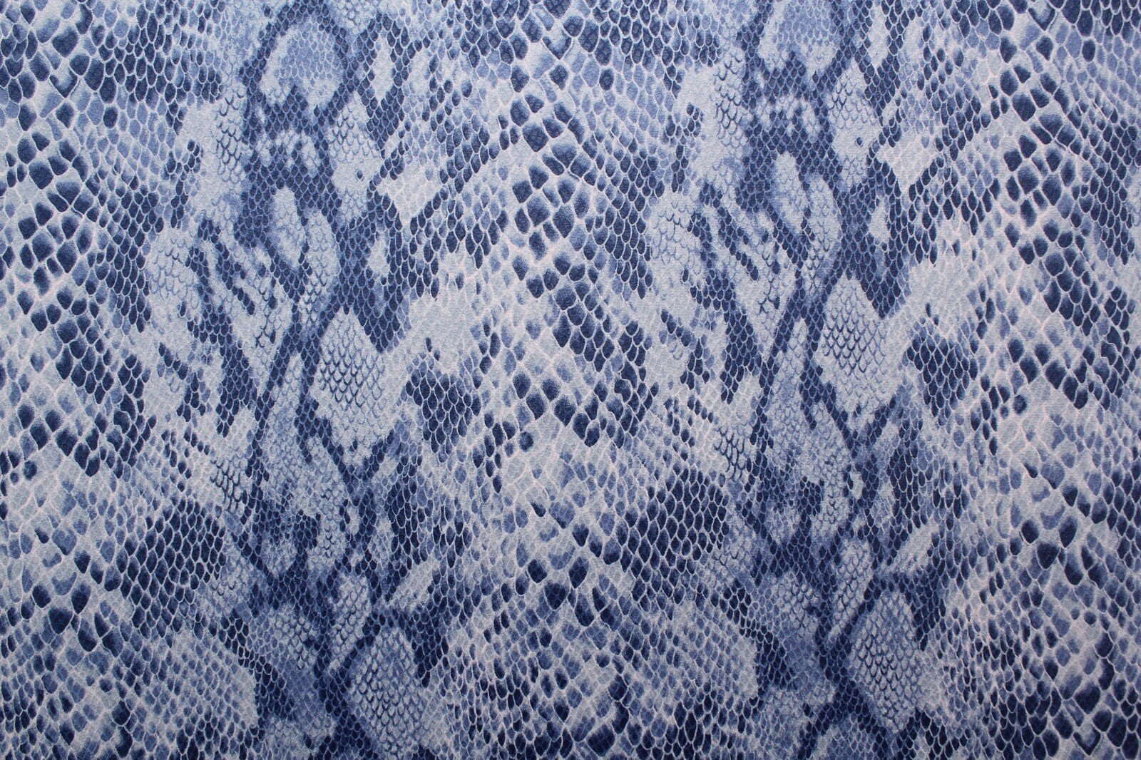 Ткань Кожа искусственная питон голубовато-синяя на розовой основе , 250 г/пм, ш142см, 0,5 м