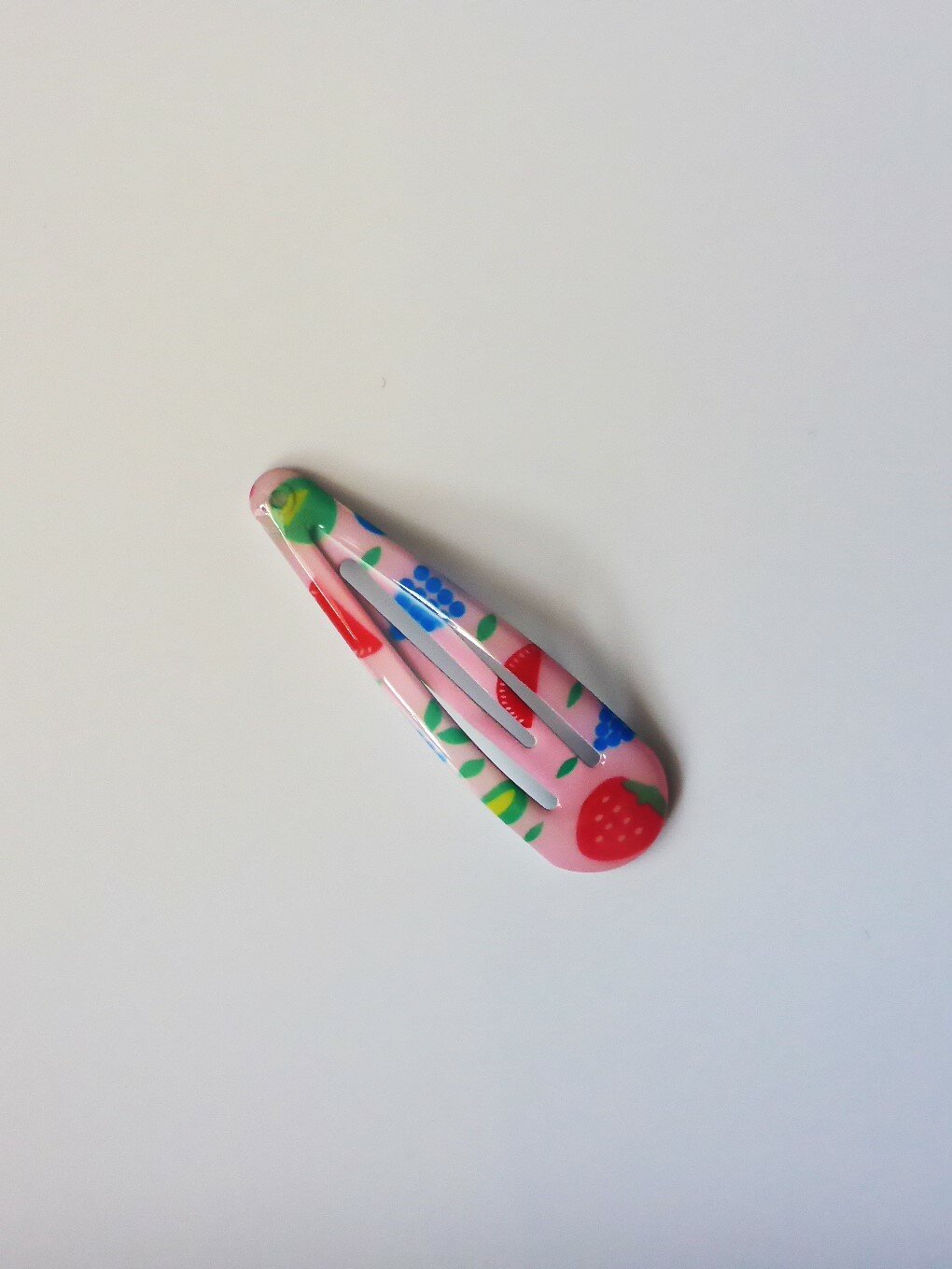 Заколка клик-клак многоцветная аксессуар для укладки волос красные синие ягоды на розовом