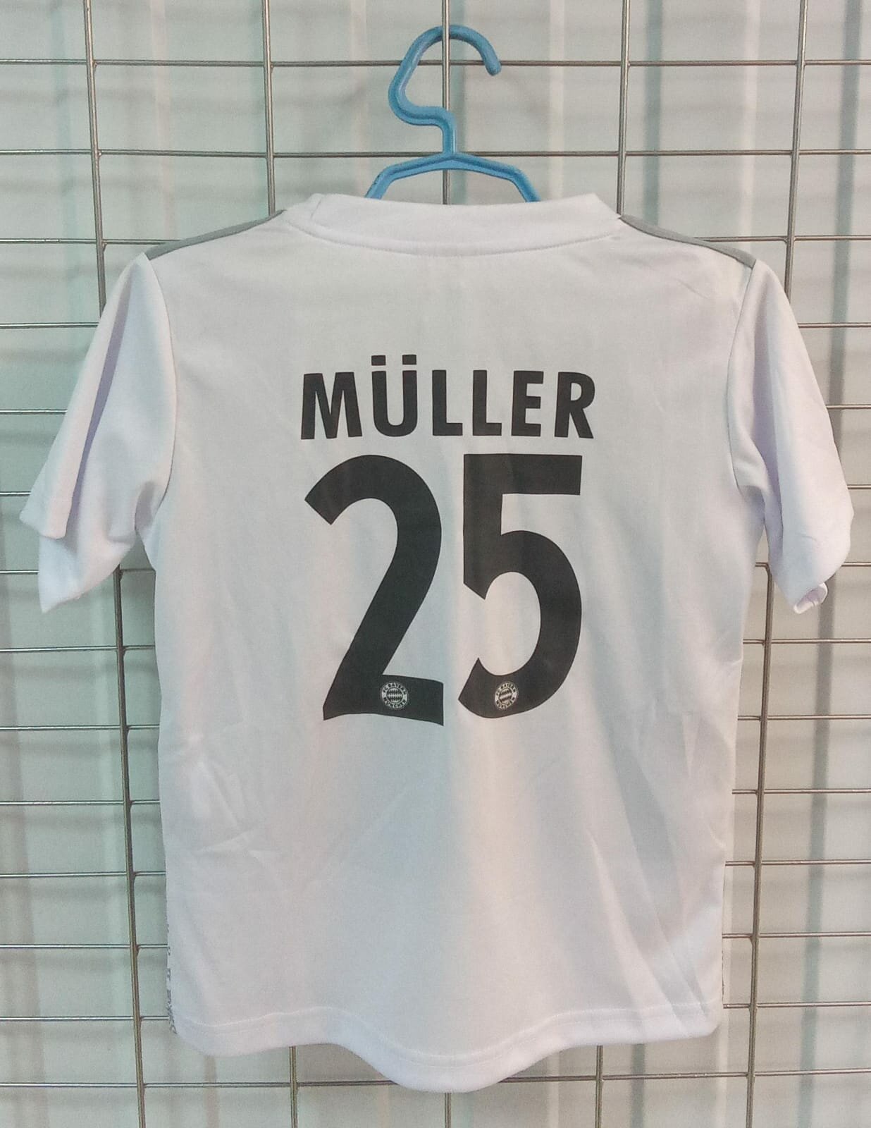 Для футбола Бавария детская размер 20 ( на 5-6 лет ) форма ( майка + шорты ) футбольного клуба №25 MULLER белая