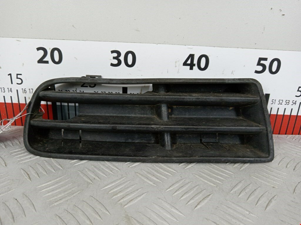 Решетка (заглушка) в бампер левая Volkswagen Golf 4 1J0853665B арт. 1927288