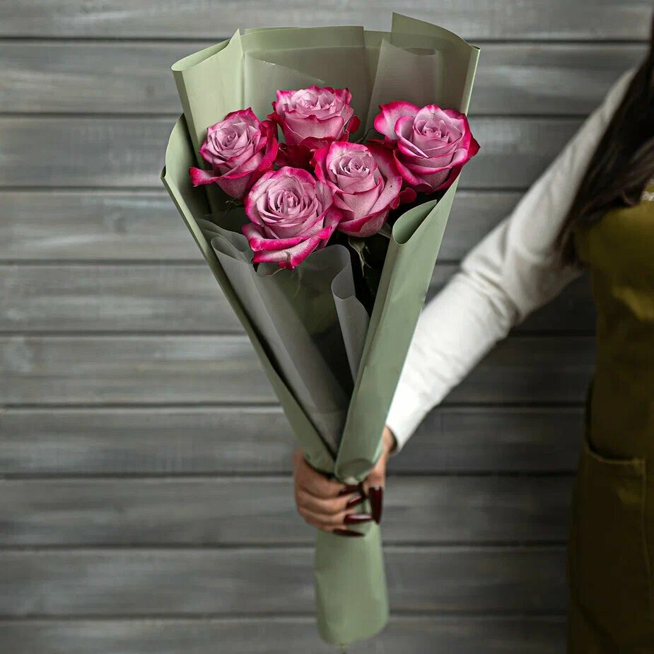 5 фиолетовых роз Эквадор, 50 см, в упаковке, от Букет Маркет