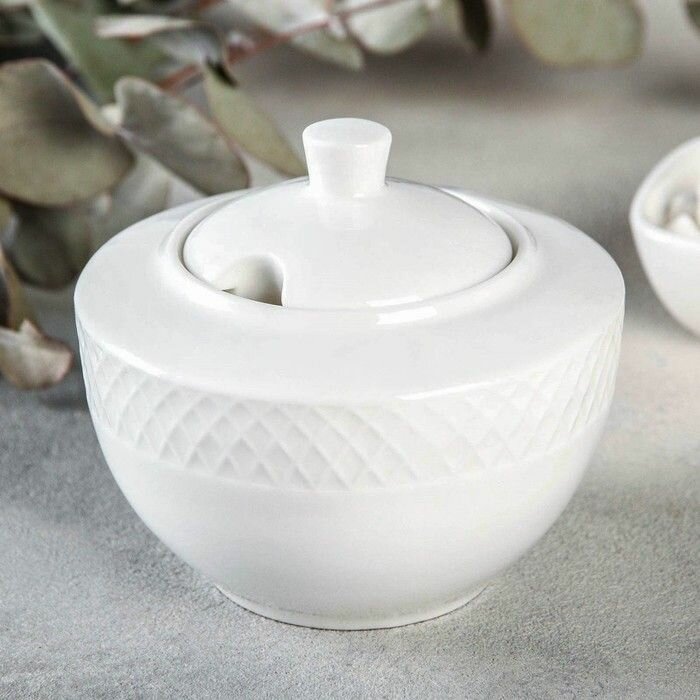 Сахарница фарфоровая с крышкой Wilmax Юлия Высоцкая , 340 мл, цвет белый