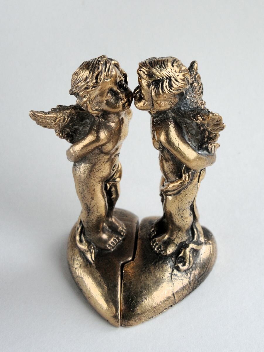 Два влюбленных ангела на разбитом сердце латунная статуэтка интерьерная для декора дома