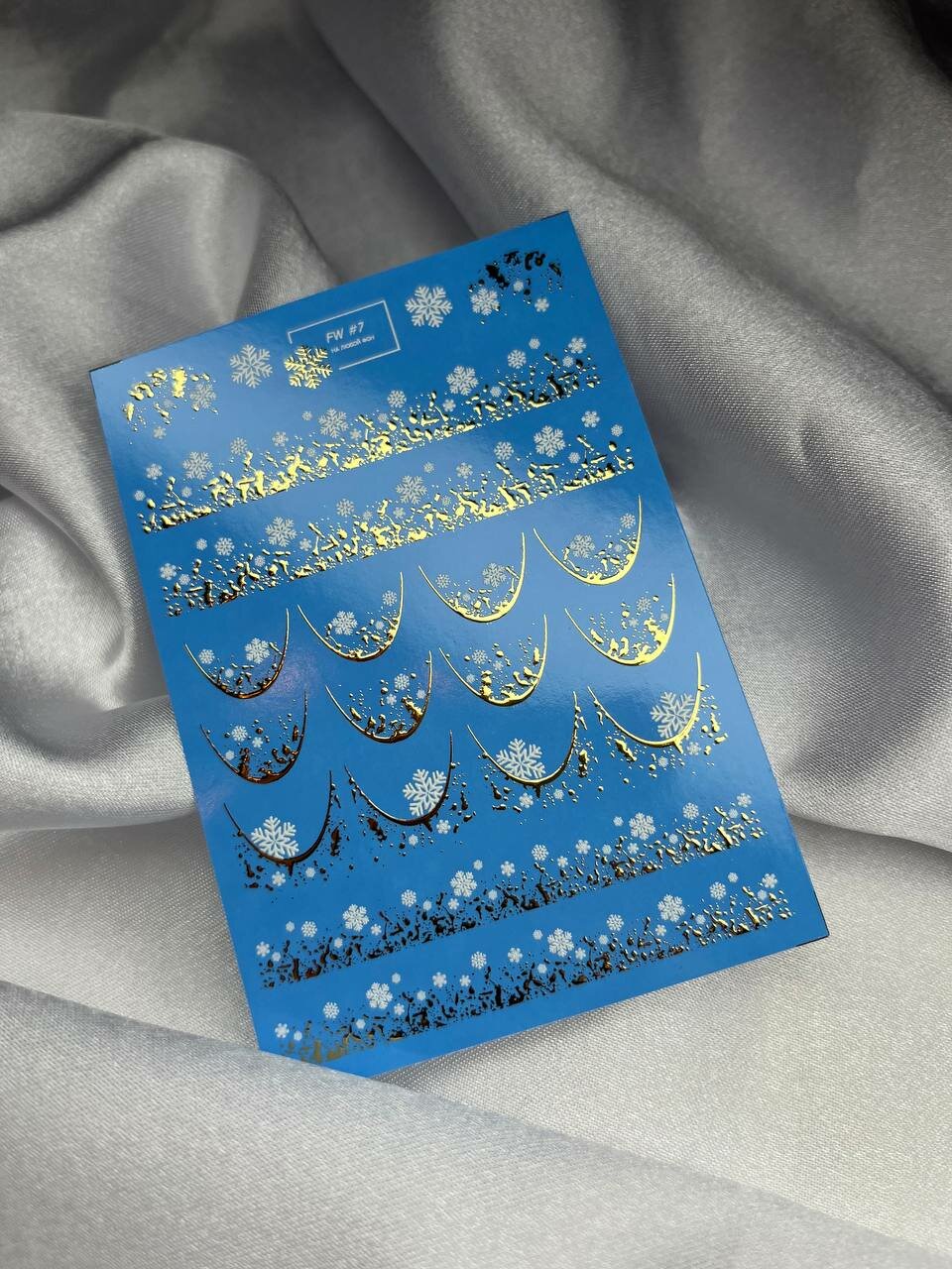 Слайдер на ногти на водной основе белые снежинки с золотой фольгой