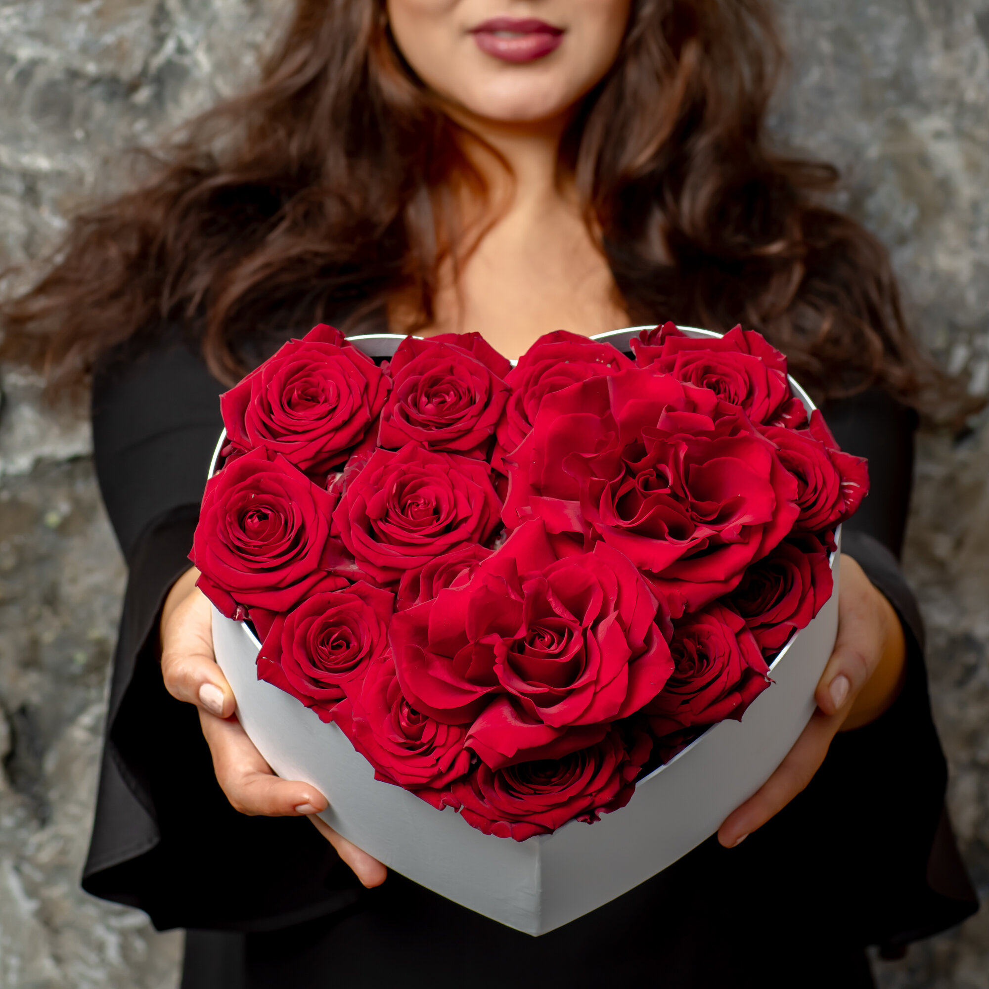 Букет живых цветов Flor-Pro Flowers из 15 красных роз в коробке в виде сердца