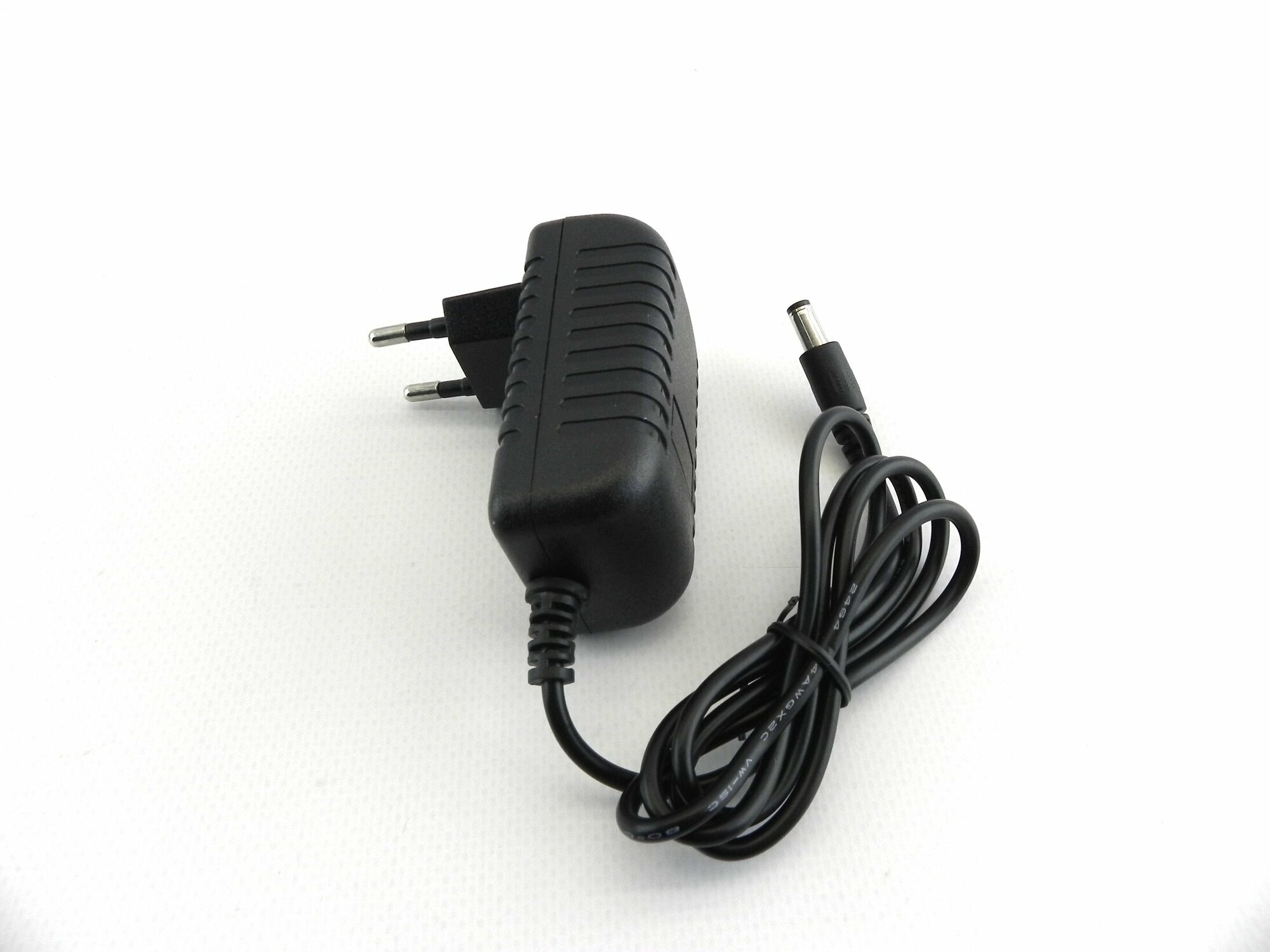 Универсальный блок питания 9V 0.6A 6W 5.5*2.5 прямой штекер внешний(+) внутр(-)