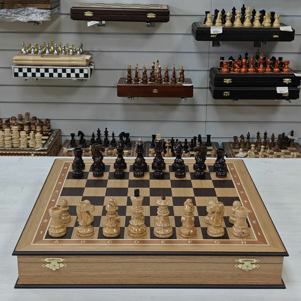 Шахматы подарочные в ларце из дуба с фигурами из карельской березы