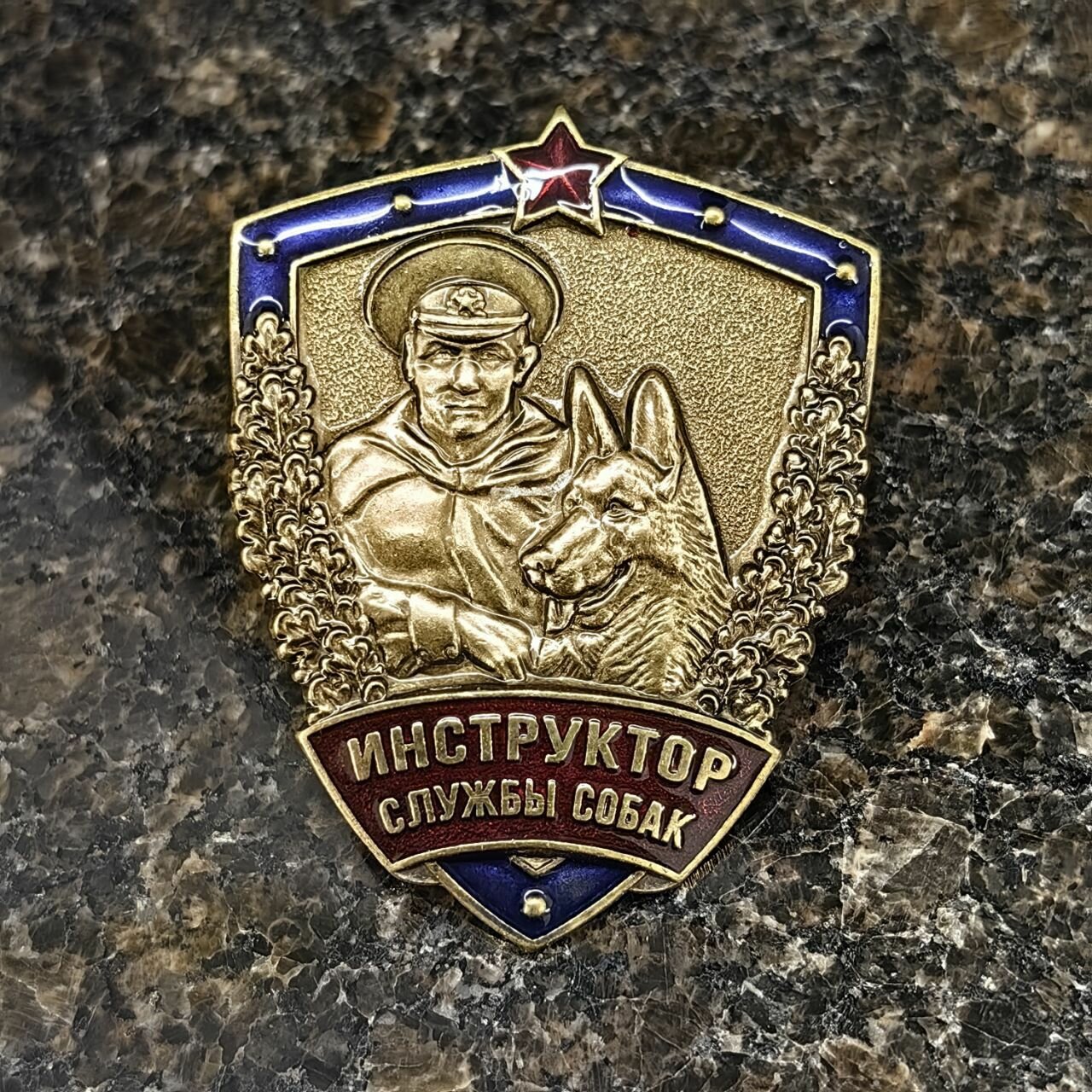 Знак нагрудный инструктор службы собак