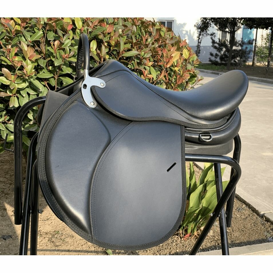 Прочное седло, подходящее для длительной езды верхом. Аксессуары для отдыха лошадей.