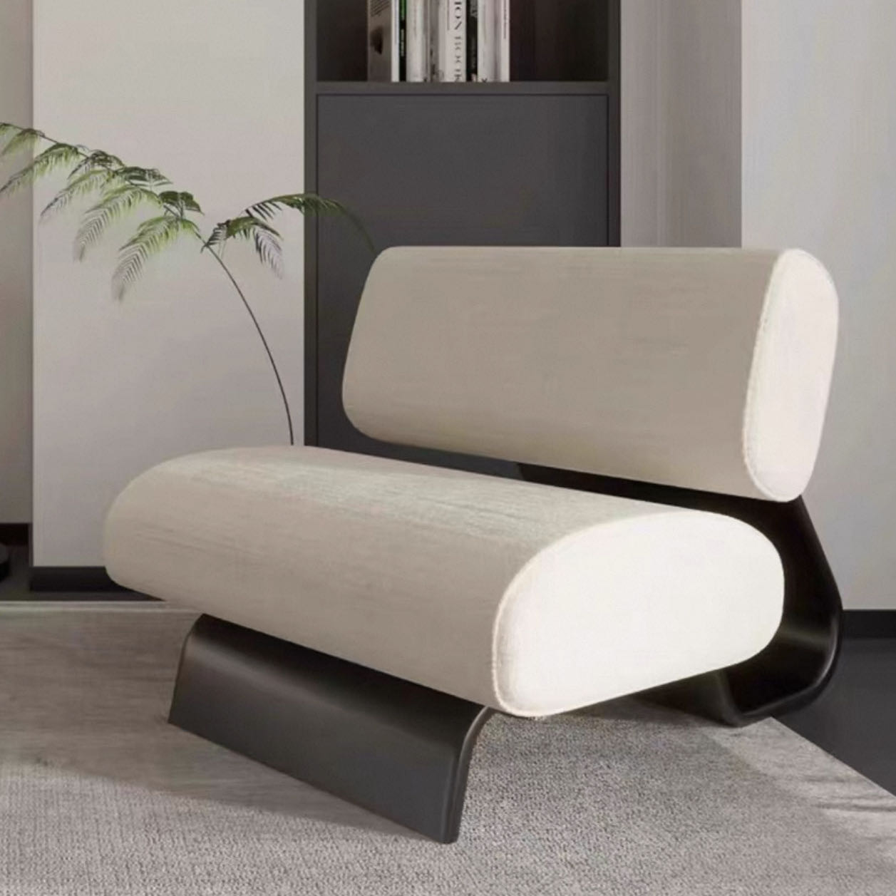 Интерьерное кресло на металлическом основании без подлокотников Gummen