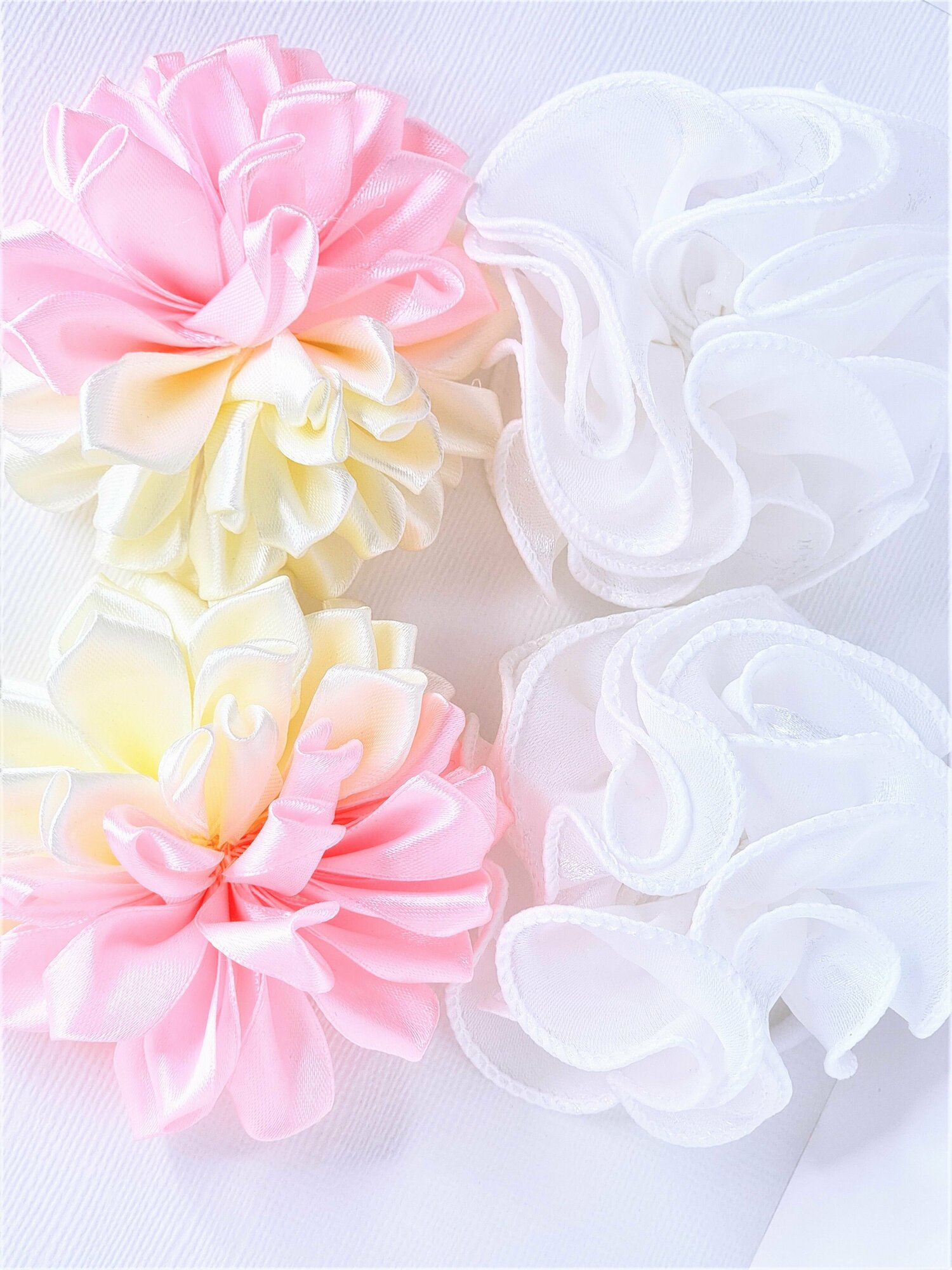 Банты на резинках. 2 пары. d 9см. Белые и Розово-Бежевые.