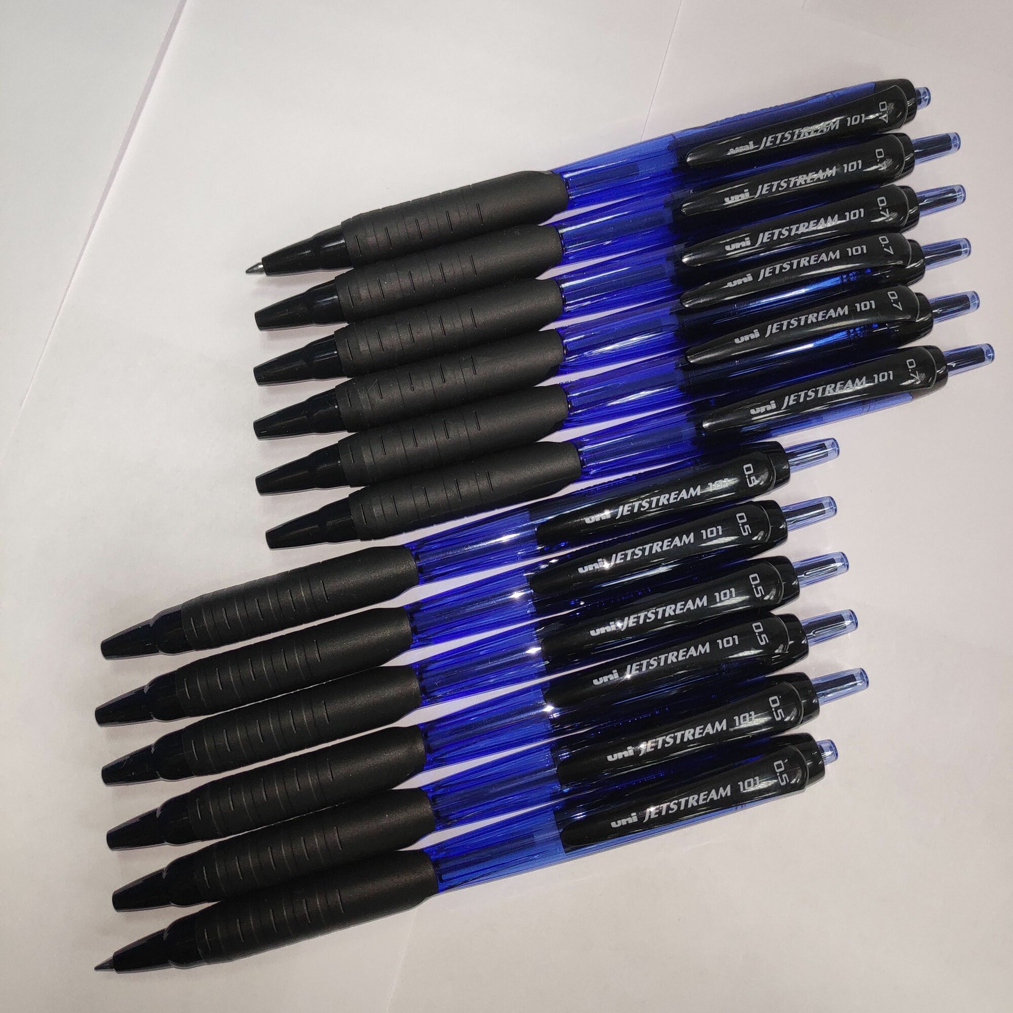 Набор из 12 автоматических ручек синих 0.7 мм и 0.5 мм UNI "Jetstream 101BLL" чёрный корпус.