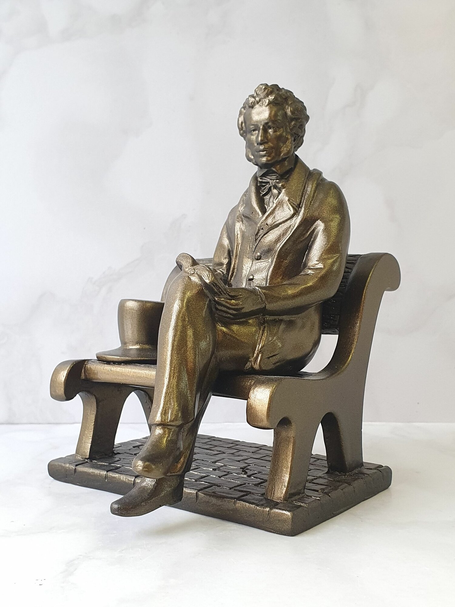 Статуэтка Пушкин на фигурной скамейке. Высота 16см. мрамор. Цвет бронзовый.