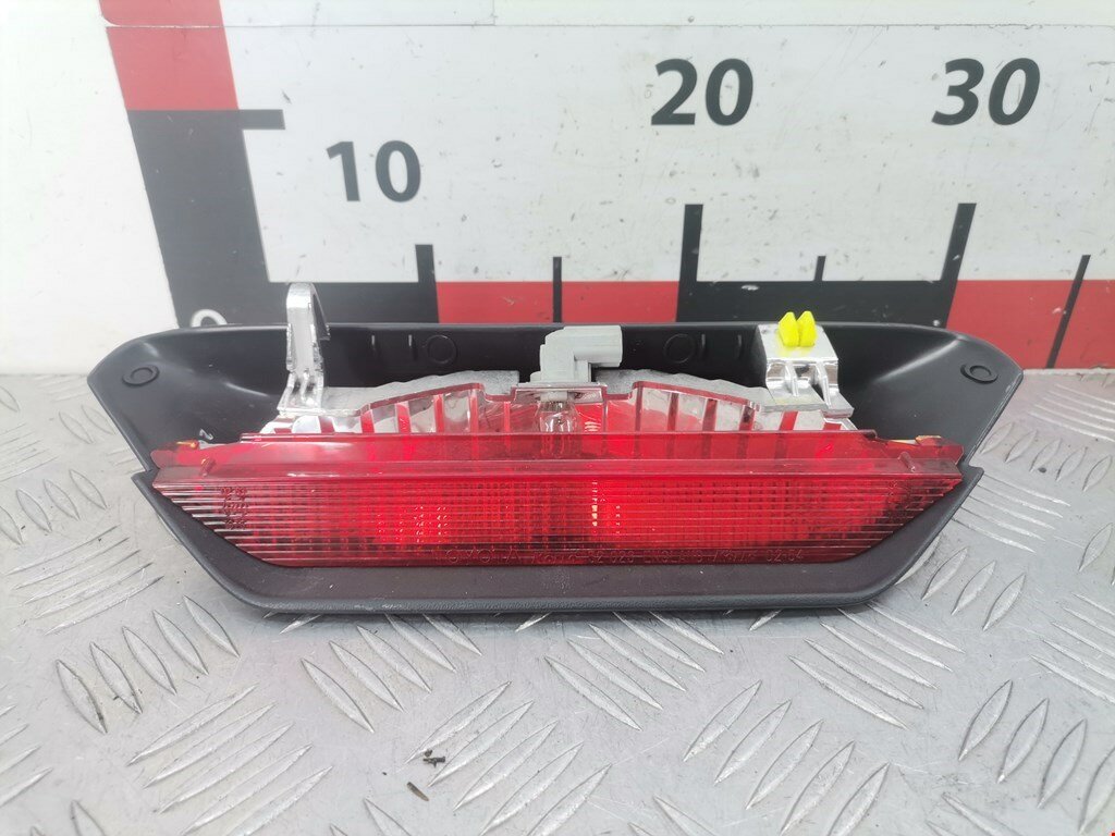 Фонарь дополнительный тормозной (стоп-сигнал) Toyota Yaris 1 815700D011 арт. 1868749