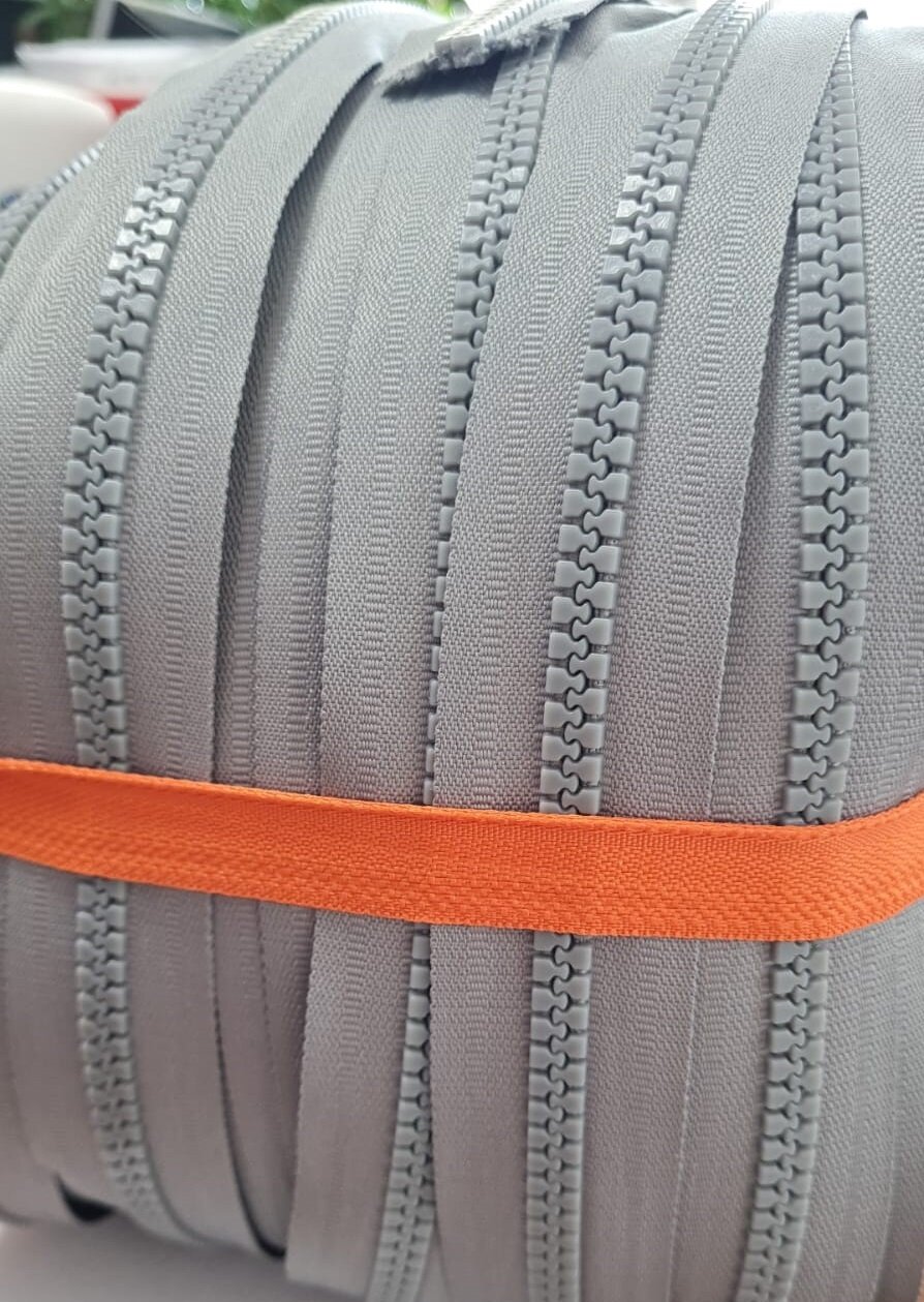 Молния рулонная трактор тип 8 (фасовка 5 м) с 2 бегунками в цвет