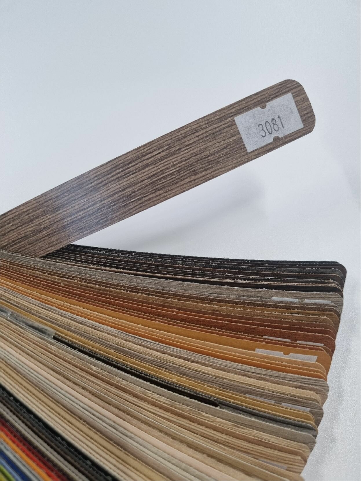 Кромка с клеем меламиновая для мебели Grajewo19мм, клеевая Цвет Легно табак 3081, намотка 5метров