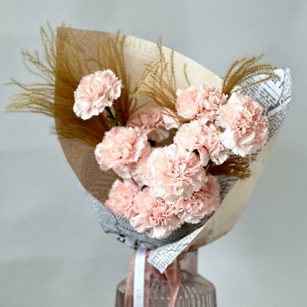 Букет из гвоздик с помпасной травой M