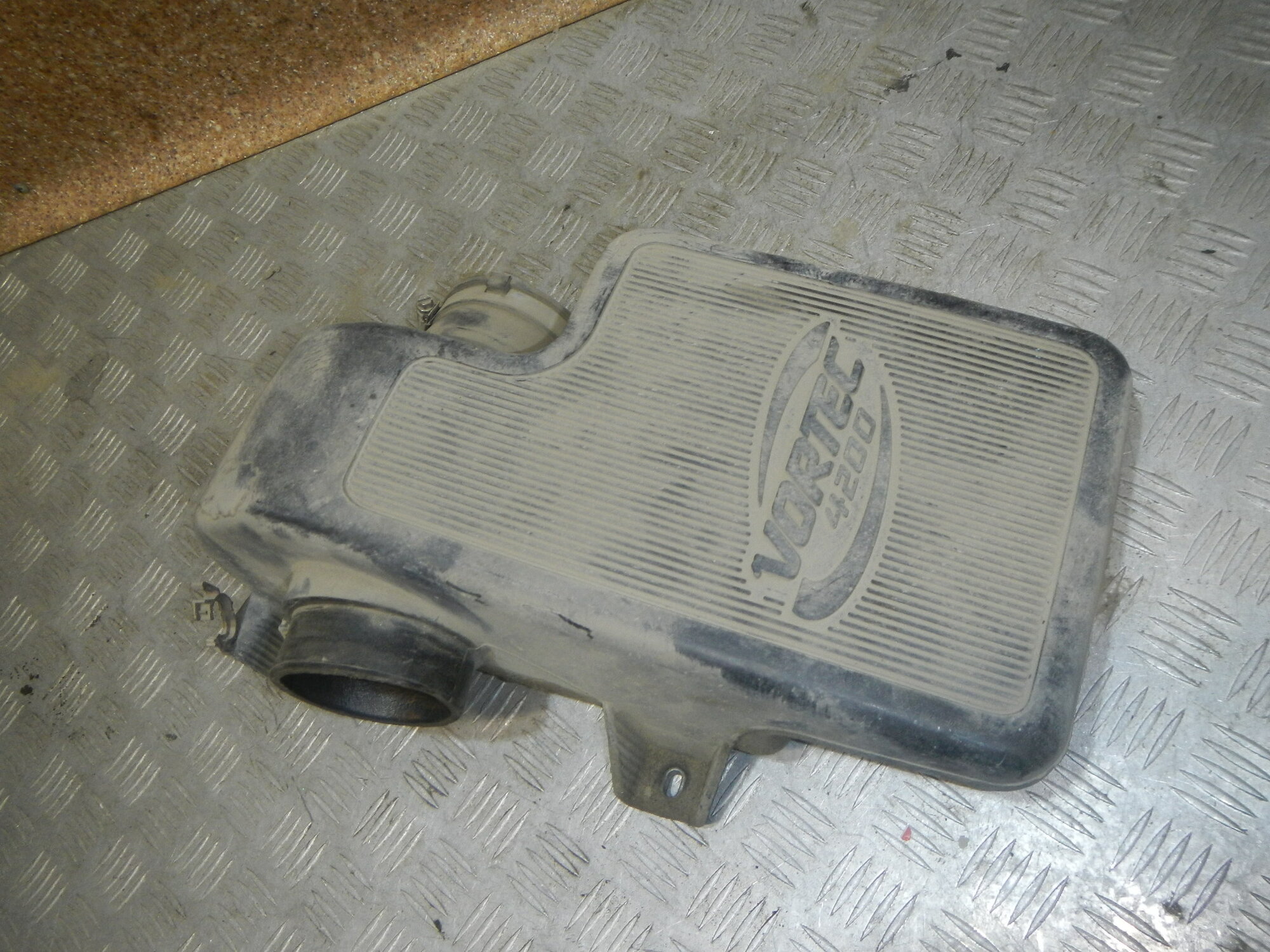 Б/У Резонатор воздушного фильтра, Chevrolet (Шевроле)-TRAILBLAZER (01-09) CHEVROLET TRAILBLAZER (01-09) 4,2 Без видимых п...