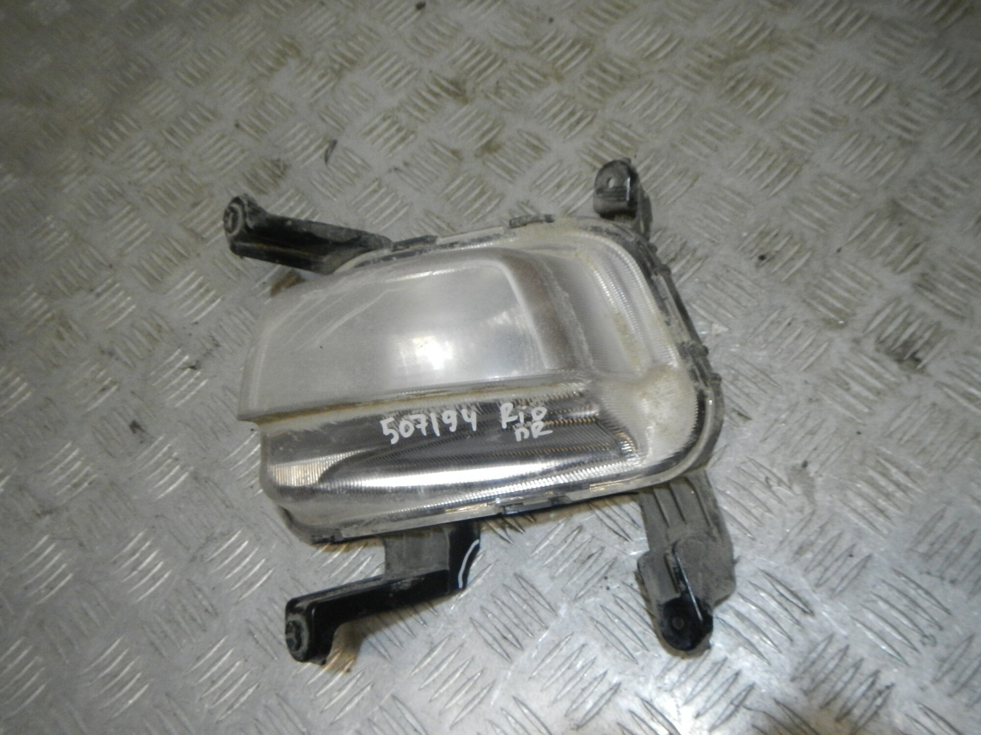 Б/У Фара противотуманная правая, KIA (Киа)-RIO (15-) KIA RIO (15-) Царапины, отколот небольшой кусок крепление, мутное с...