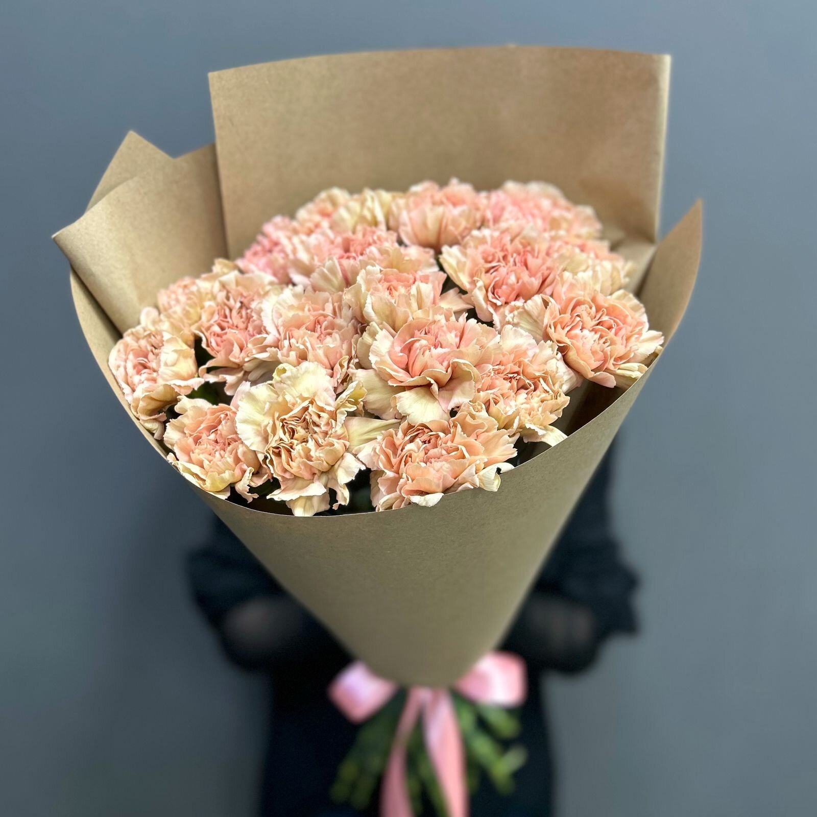 Букет из 19 кофейных гвоздик в крафте