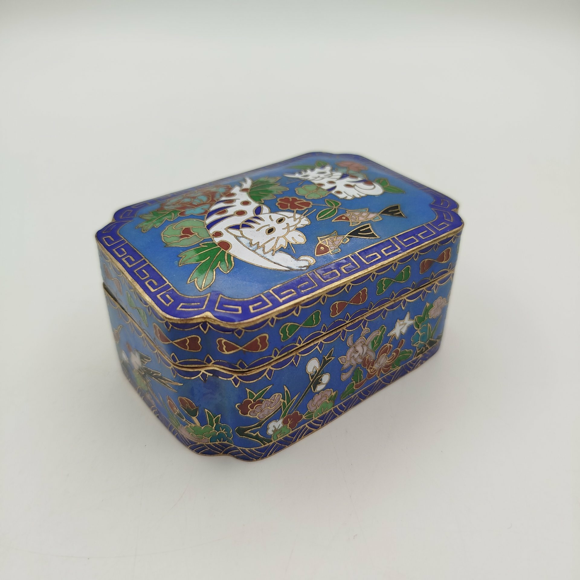 Шкатулка, украшенная белыми кошками с добычей, техника клуазоне, медь, эмаль