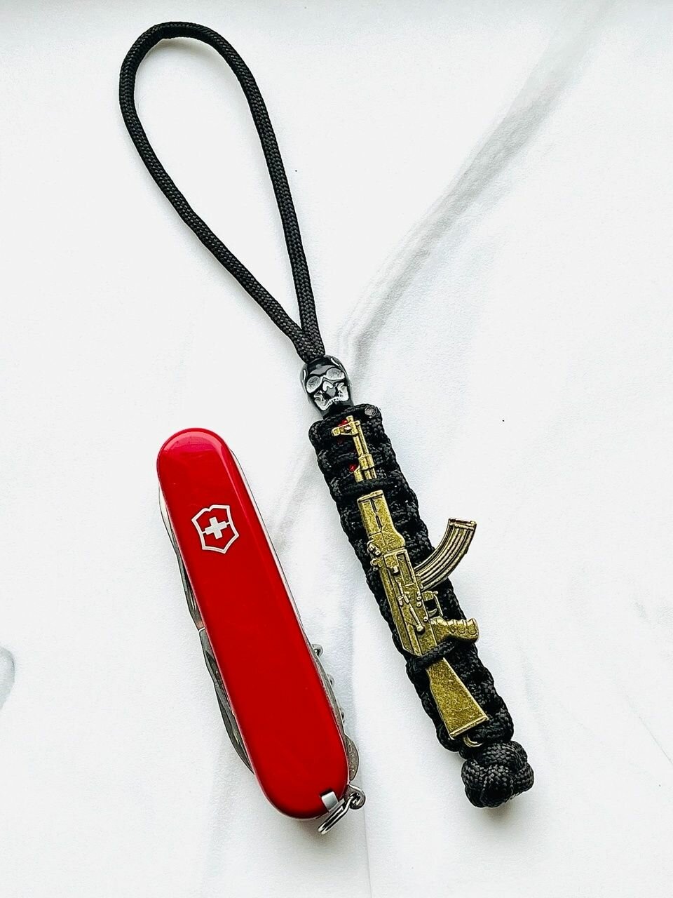 Темляк для ножа из паракорда, с металлическим автоматом АК-47 и пластиковым черепом