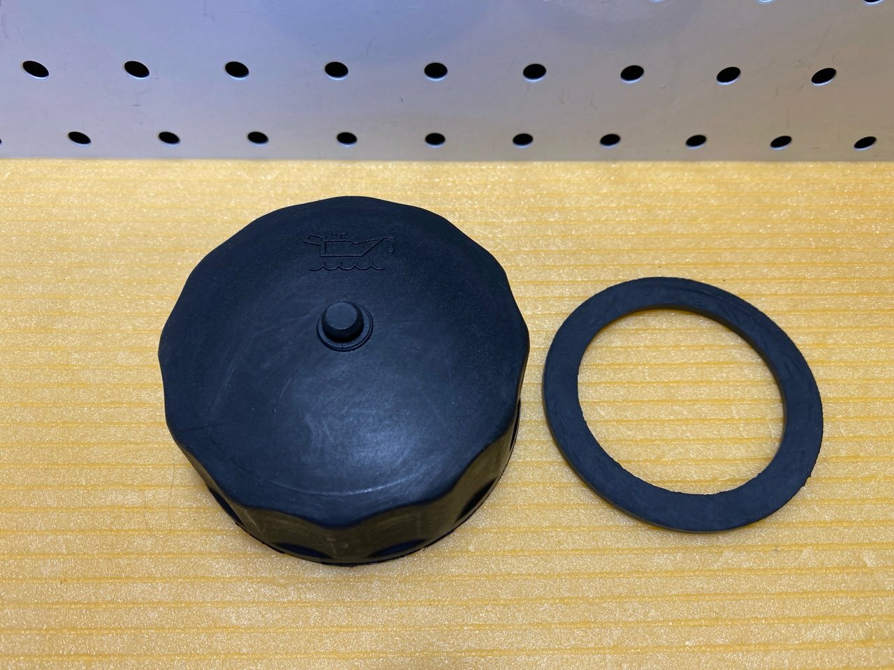 Крышка горловины маслозаливной SCANIA P R G 4 серия (скания)