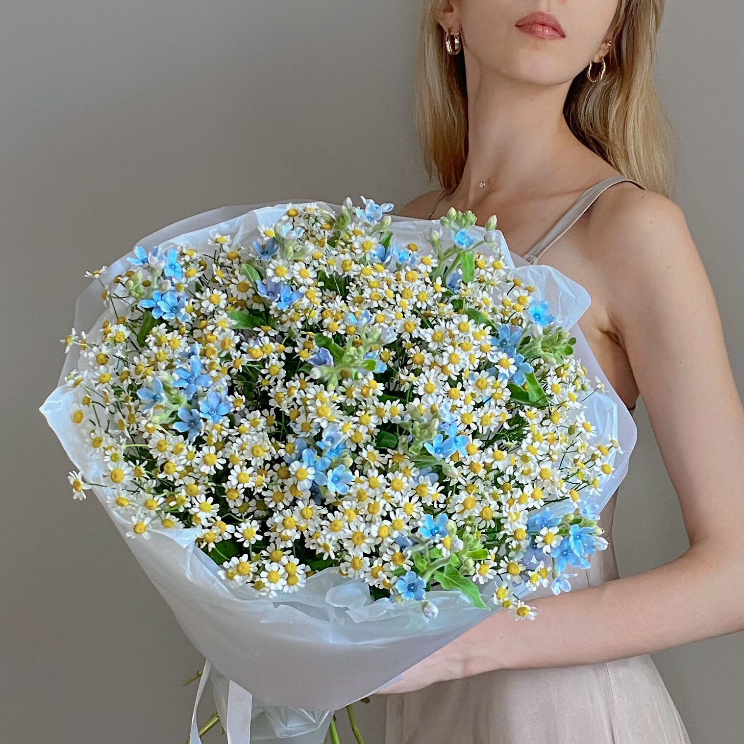 Букет из солнечных ромашек и голубых незабудок, размер M. Veresk 266
