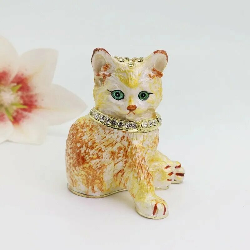 Шкатулка-декор "Кот с кристаллами" для украшений, эмалевая со стразами, ручная работа, 6.2x6.9x7 см, золотая, подарок
